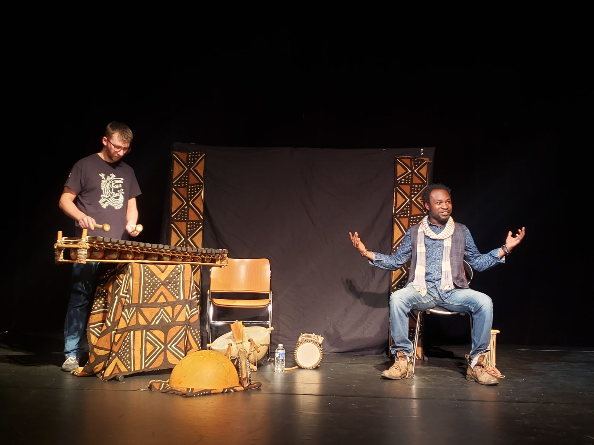 Aw ya koulo ma la (Ouvrez-grands vos oreilles) - La Ville, au loin